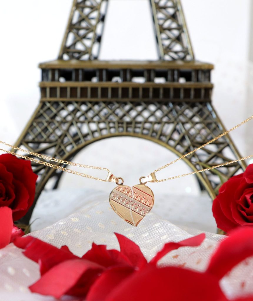 Corazon que se parte Oro 10K. Incluye 2 cadenas de oro para pareja.